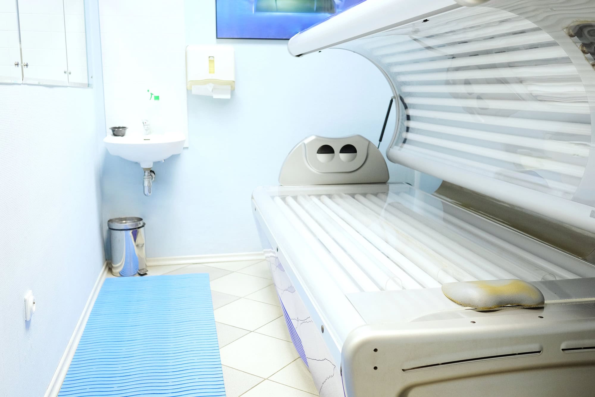 What Is A Hybrid Tanning Bed? - Good Looking Tan